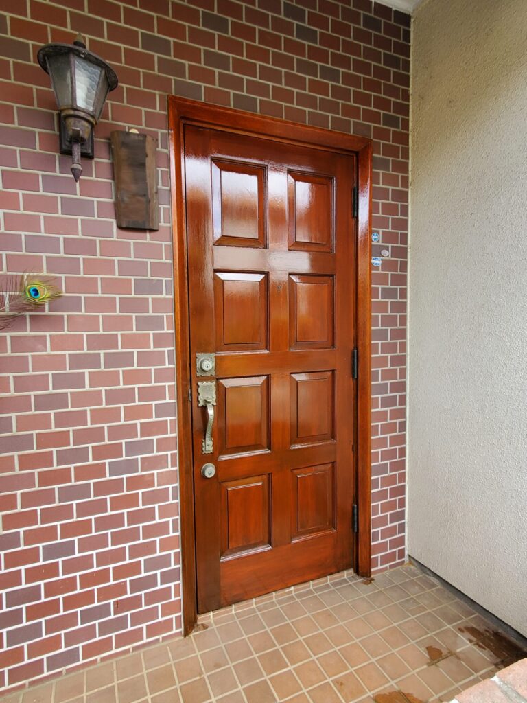 玄関ドアを塗り替えて格調高い印象のドアにリフォーム | 所沢市・入間市・狭山市で断熱リフォーム・耐震改修、高性能リノベーションならアイライフ